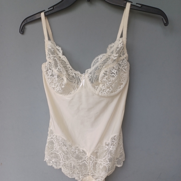 Wacoal | Tops | Wacoal Beige Lace Underwire Camisole Bodysuit 36 | Poshmark